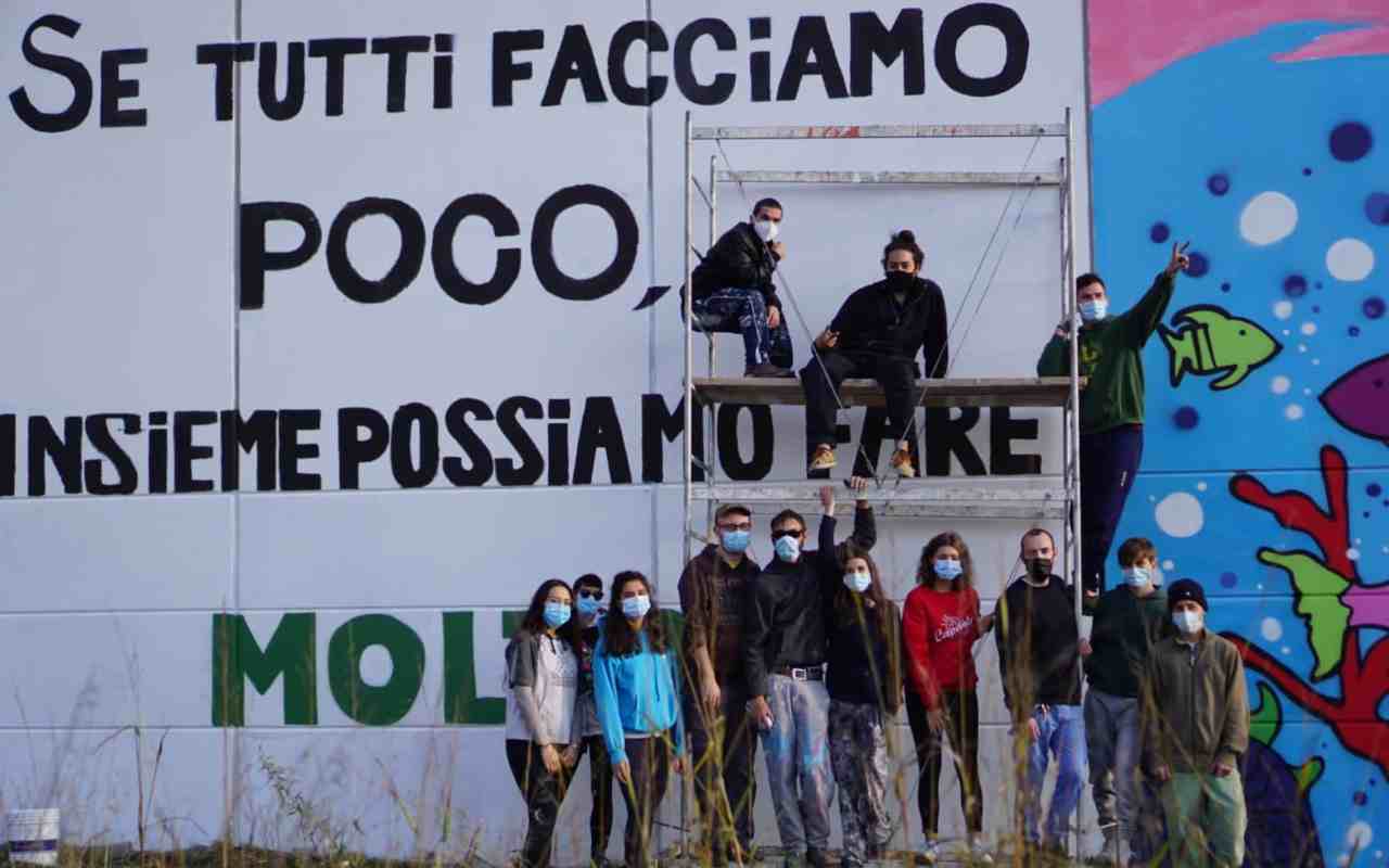Giovani in azione: muri grigi diventano protagonisti di messaggi "Green"
